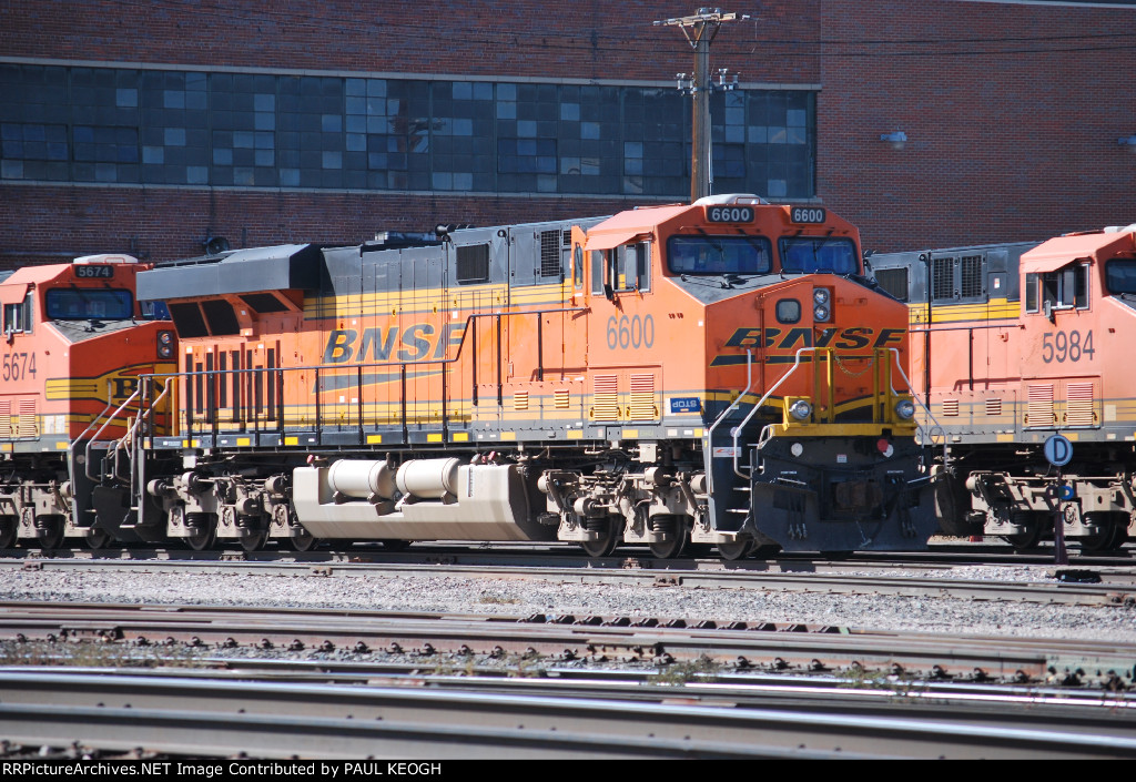 DNSF 6600 sits in the BNSF Denver Fuel Pits awaiting her next train.